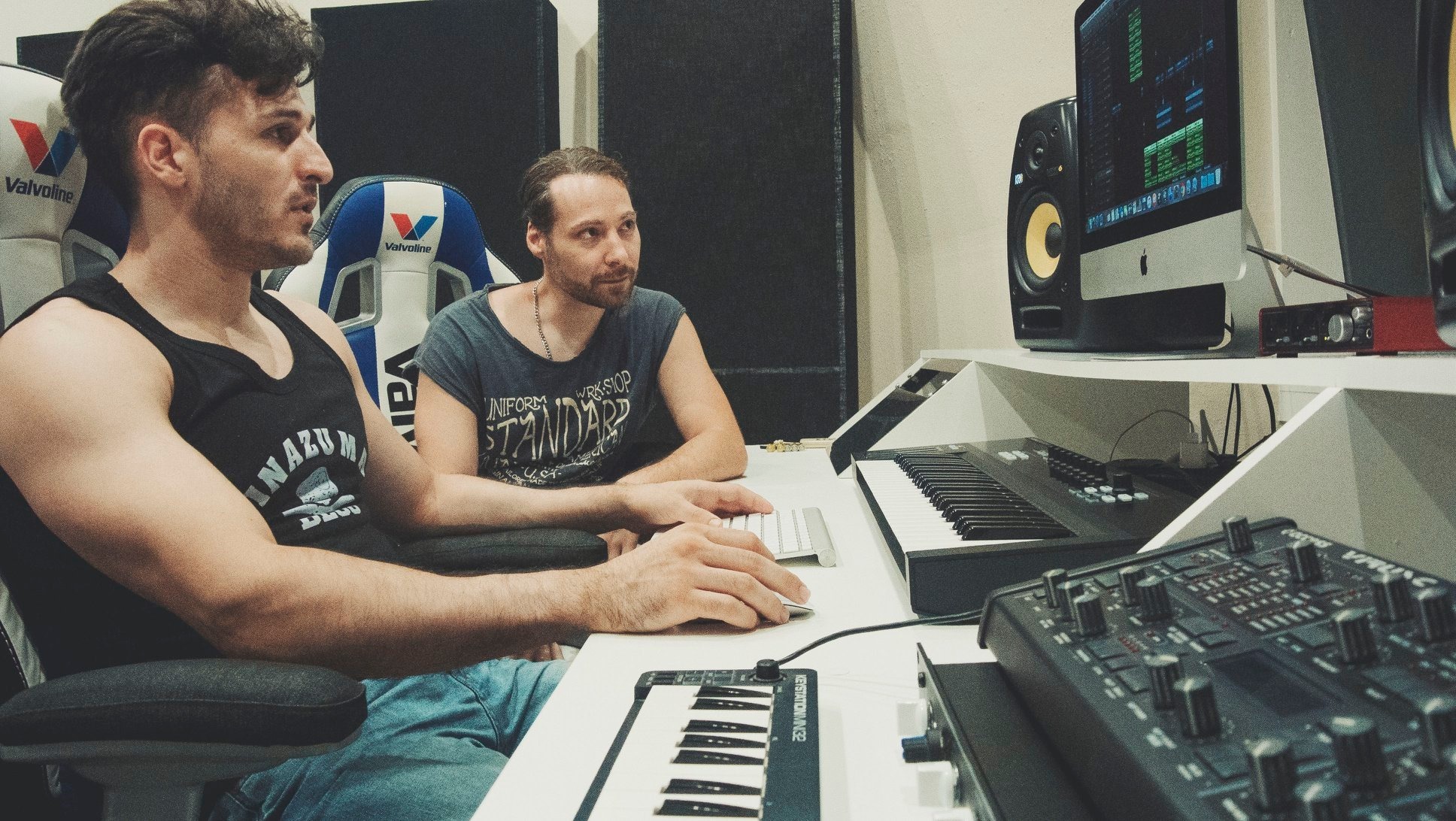 PRODUCCIÓN MUSICAL 🎧 ¿Qué es, Qué Hace un Productor y Cuánto Gana?