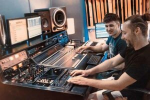 PRODUCCIÓN MUSICAL 🎧 ¿Qué es, Qué Hace un Productor y Cuánto Gana?